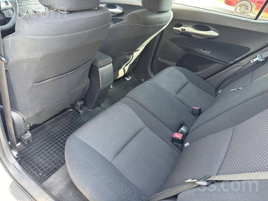 Balts Toyota Auris 2012 Rīga, ar dzinēja tilpumu 1.40 L un nobraukumu 265 tūkst. km par 2300 €, foto 15 vietnē AUTOMOTO.COM.LV