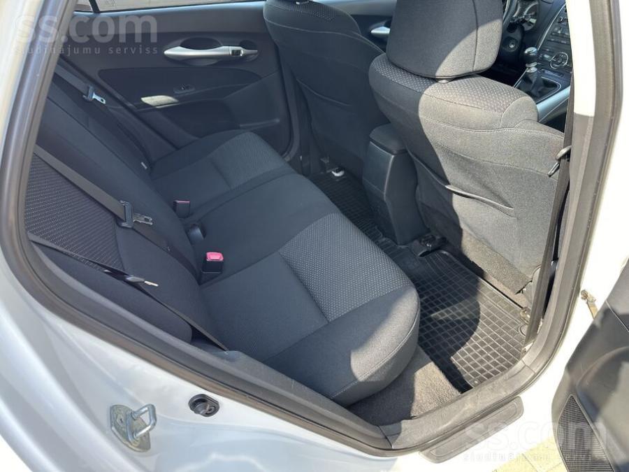 Balts Toyota Auris 2012 Rīga, ar dzinēja tilpumu 1.40 L un nobraukumu 265 tūkst. km par 2300 €, foto 18 vietnē AUTOMOTO.COM.LV