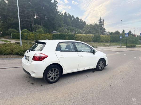 Balts Toyota Auris 2012 Viļņa, ar dzinēja tilpumu 1.80 L un nobraukumu 219 tūkst. km par 5499 €, foto 4 vietnē AUTOMOTO.COM.LV