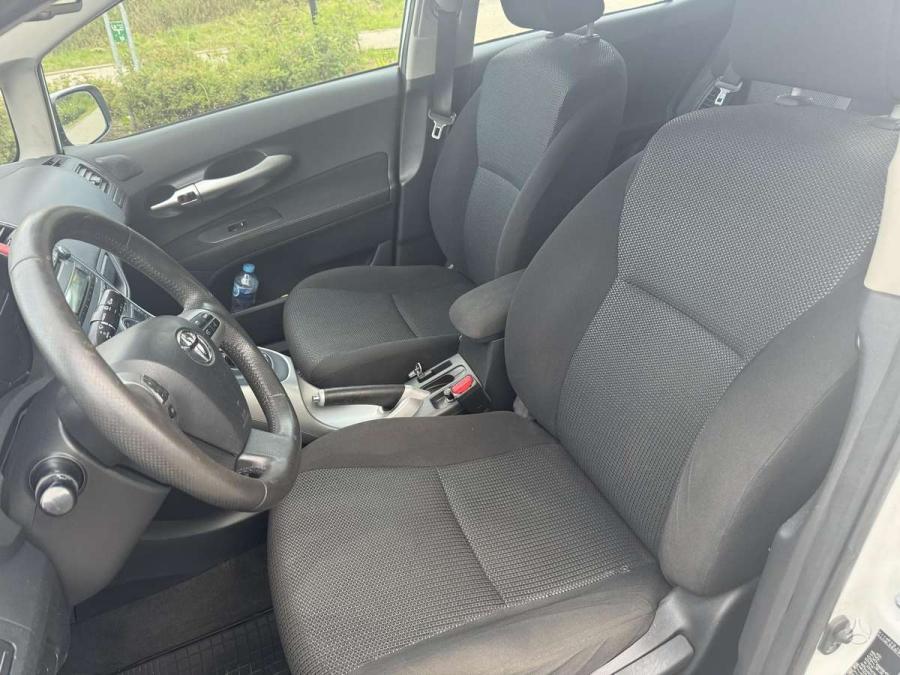 Белый Тойота Аурис 2012 в Вильнюс, объемом двигателя 1.80 л и пробегом 219 тыс. км за 5499 €, фото 10 на AUTOMOTO.COM.LV
