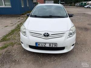 White Toyota Auris 2012 in Vilnius, with an engine capacity of 1.30 L and mileage of 230 thousand km for 3850 €, photo 3 on AUTOMOTO.COM.LV