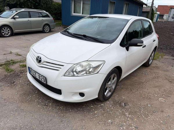Balts Toyota Auris 2012 Viļņa, ar dzinēja tilpumu 1.33 L un nobraukumu 230 tūkst. km par 3850 €, foto 1 vietnē AUTOMOTO.COM.LV