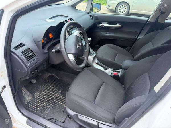 Balts Toyota Auris 2012 Viļņa, ar dzinēja tilpumu 1.33 L un nobraukumu 230 tūkst. km par 3850 €, foto 9 vietnē AUTOMOTO.COM.LV