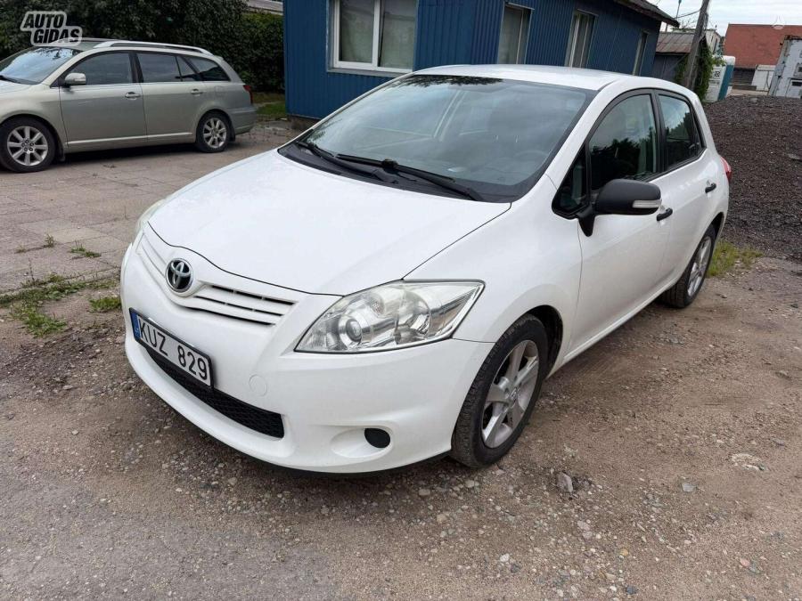 White Toyota Auris 2012 in Vilnius, with an engine capacity of 1.30 L and mileage of 230 thousand km for 3850 €, photo 1 on AUTOMOTO.COM.LV