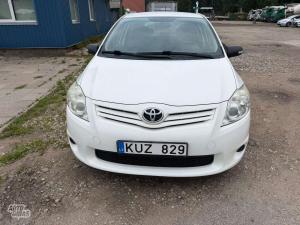 White Toyota Auris 2012 in Vilnius, with an engine capacity of 1.30 L and mileage of 230 thousand km for 3850 €, photo 3 on AUTOMOTO.COM.LV