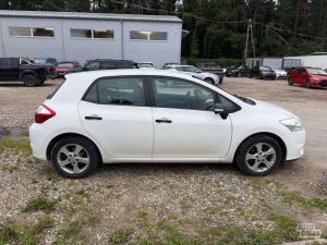 White Toyota Auris 2012 in Vilnius, with an engine capacity of 1.30 L and mileage of 230 thousand km for 3850 €, photo 5 on AUTOMOTO.COM.LV