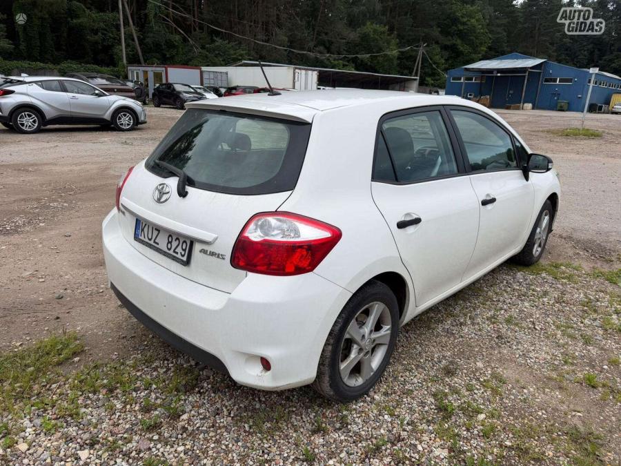 White Toyota Auris 2012 in Vilnius, with an engine capacity of 1.30 L and mileage of 230 thousand km for 3850 €, photo 6 on AUTOMOTO.COM.LV