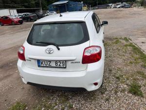 White Toyota Auris 2012 in Vilnius, with an engine capacity of 1.30 L and mileage of 230 thousand km for 3850 €, photo 7 on AUTOMOTO.COM.LV