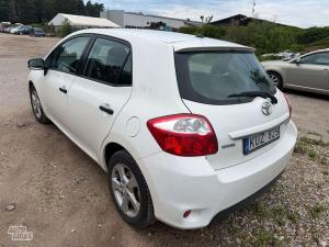White Toyota Auris 2012 in Vilnius, with an engine capacity of 1.30 L and mileage of 230 thousand km for 3850 €, photo 8 on AUTOMOTO.COM.LV