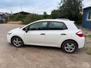 White Toyota Auris 2012 in Vilnius, with an engine capacity of 1.30 L and mileage of 230 thousand km for 3850 €, photo 9 on AUTOMOTO.COM.LV