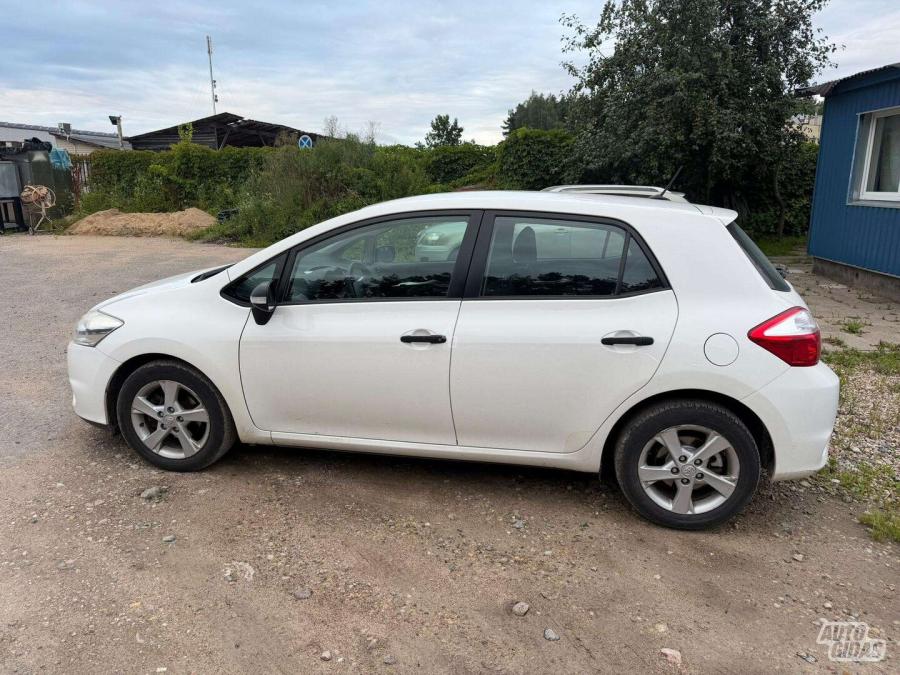 White Toyota Auris 2012 in Vilnius, with an engine capacity of 1.30 L and mileage of 230 thousand km for 3850 €, photo 9 on AUTOMOTO.COM.LV