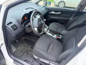 White Toyota Auris 2012 in Vilnius, with an engine capacity of 1.30 L and mileage of 230 thousand km for 3850 €, photo 10 on AUTOMOTO.COM.LV