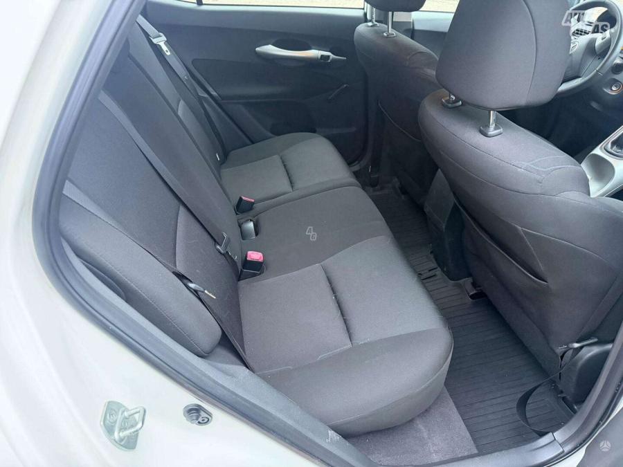 White Toyota Auris 2012 in Vilnius, with an engine capacity of 1.30 L and mileage of 230 thousand km for 3850 €, photo 11 on AUTOMOTO.COM.LV
