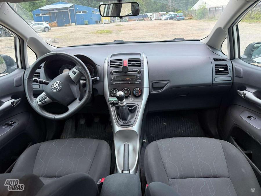 White Toyota Auris 2012 in Vilnius, with an engine capacity of 1.30 L and mileage of 230 thousand km for 3850 €, photo 12 on AUTOMOTO.COM.LV