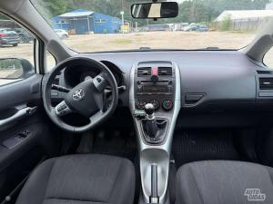 White Toyota Auris 2012 in Vilnius, with an engine capacity of 1.30 L and mileage of 230 thousand km for 3850 €, photo 13 on AUTOMOTO.COM.LV