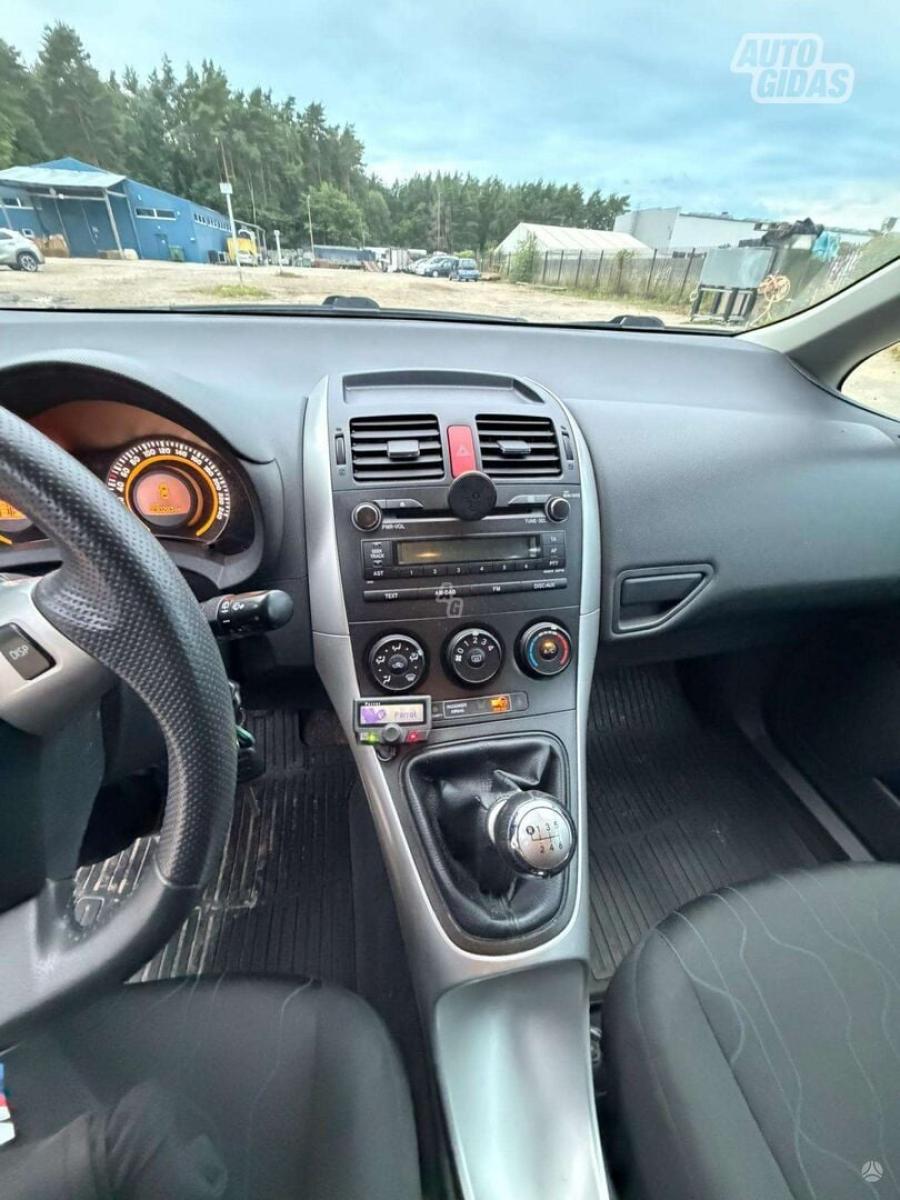 White Toyota Auris 2012 in Vilnius, with an engine capacity of 1.30 L and mileage of 230 thousand km for 3850 €, photo 15 on AUTOMOTO.COM.LV