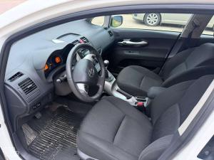 White Toyota Auris 2012 in Vilnius, with an engine capacity of 1.30 L and mileage of 230 thousand km for 3850 €, photo 16 on AUTOMOTO.COM.LV
