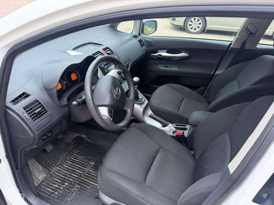 White Toyota Auris 2012 in Vilnius, with an engine capacity of 1.30 L and mileage of 230 thousand km for 3850 €, photo 16 on AUTOMOTO.COM.LV