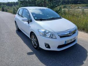 White Toyota Auris 2012 in Vilnius, with an engine capacity of 1.80 L and mileage of 254 thousand km for 5999 €, photo  on AUTOMOTO.COM.LV