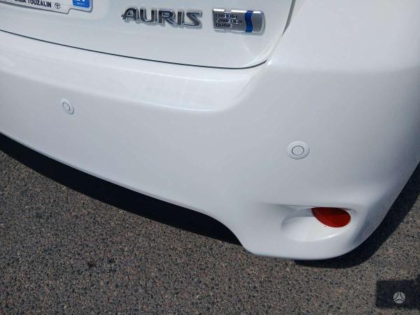 White Toyota Auris 2012 in Vilnius, with an engine capacity of 1.80 L and mileage of 254 thousand km for 5999 €, photo 7 on AUTOMOTO.COM.LV