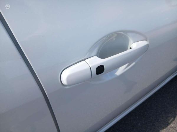 White Toyota Auris 2012 in Vilnius, with an engine capacity of 1.80 L and mileage of 254 thousand km for 5999 €, photo 8 on AUTOMOTO.COM.LV