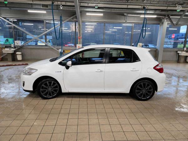 Toyota Auris 2012 Viļņa vietnē Balts Toyota Auris 2012 Viļņa, ar dzinēja tilpumu 1.80 L un nobraukumu 176 tūkst. km par 6600 €, foto 4 vietnē AUTOMOTO.COM.LV