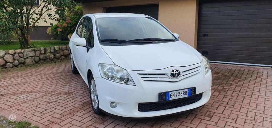 White Toyota Auris 2012 in Vilnius, with an engine capacity of 1.60 L and mileage of 234 thousand km for 4450 €, photo 1 on AUTOMOTO.COM.LV