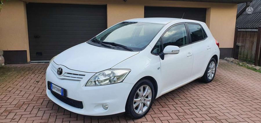 White Toyota Auris 2012 in Vilnius, with an engine capacity of 1.60 L and mileage of 234 thousand km for 4450 €, photo 3 on AUTOMOTO.COM.LV