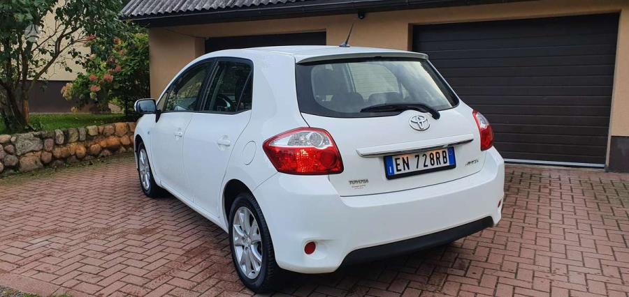 White Toyota Auris 2012 in Vilnius, with an engine capacity of 1.60 L and mileage of 234 thousand km for 4450 €, photo 5 on AUTOMOTO.COM.LV