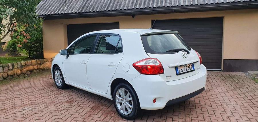 White Toyota Auris 2012 in Vilnius, with an engine capacity of 1.60 L and mileage of 234 thousand km for 4450 €, photo 11 on AUTOMOTO.COM.LV