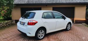 White Toyota Auris 2012 in Vilnius, with an engine capacity of 1.60 L and mileage of 234 thousand km for 4450 €, photo 12 on AUTOMOTO.COM.LV