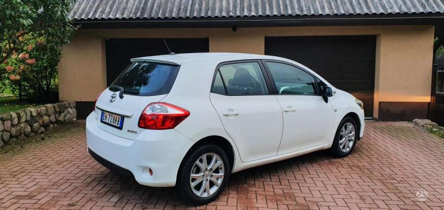 White Toyota Auris 2012 in Vilnius, with an engine capacity of 1.60 L and mileage of 234 thousand km for 4450 €, photo 12 on AUTOMOTO.COM.LV