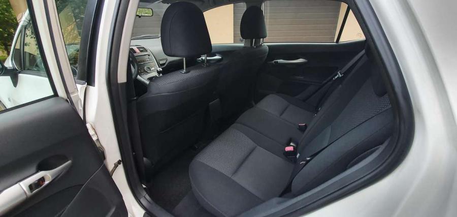 White Toyota Auris 2012 in Vilnius, with an engine capacity of 1.60 L and mileage of 234 thousand km for 4450 €, photo 16 on AUTOMOTO.COM.LV