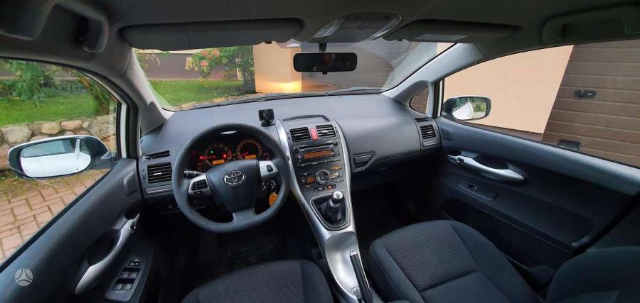 White Toyota Auris 2012 in Vilnius, with an engine capacity of 1.60 L and mileage of 234 thousand km for 4450 €, photo 17 on AUTOMOTO.COM.LV