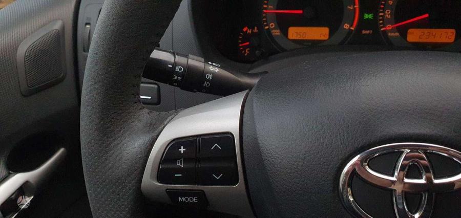 White Toyota Auris 2012 in Vilnius, with an engine capacity of 1.60 L and mileage of 234 thousand km for 4450 €, photo 19 on AUTOMOTO.COM.LV