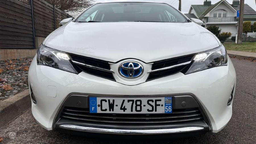White Toyota Auris 2013 in Vilnius, with an engine capacity of 1.80 L and mileage of 197 thousand km for 8500 €, photo 2 on AUTOMOTO.COM.LV