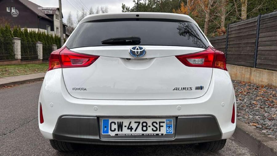 White Toyota Auris 2013 in Vilnius, with an engine capacity of 1.80 L and mileage of 197 thousand km for 8500 €, photo 6 on AUTOMOTO.COM.LV
