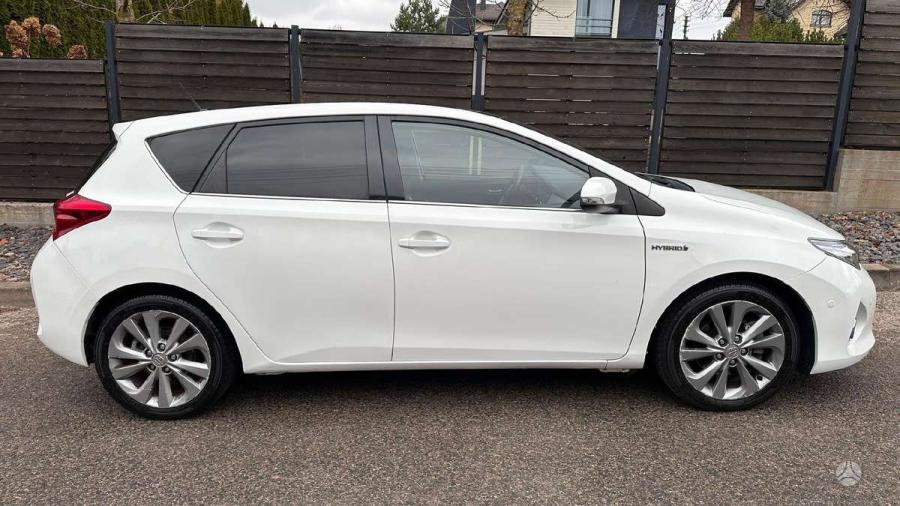 White Toyota Auris 2013 in Vilnius, with an engine capacity of 1.80 L and mileage of 197 thousand km for 8500 €, photo 8 on AUTOMOTO.COM.LV