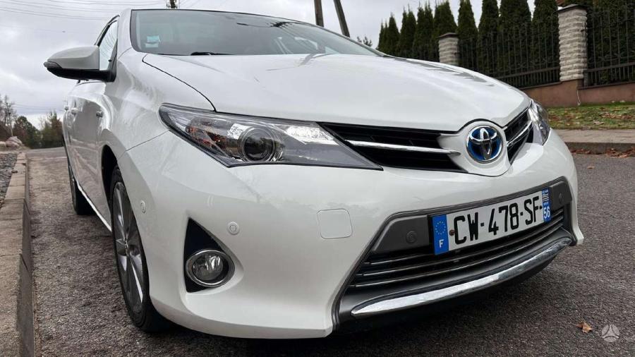 White Toyota Auris 2013 in Vilnius, with an engine capacity of 1.80 L and mileage of 197 thousand km for 8500 €, photo 10 on AUTOMOTO.COM.LV