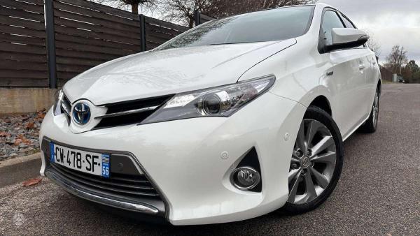 White Toyota Auris 2013 in Vilnius, with an engine capacity of 1.80 L and mileage of 197 thousand km for 8500 €, photo 1 on AUTOMOTO.COM.LV