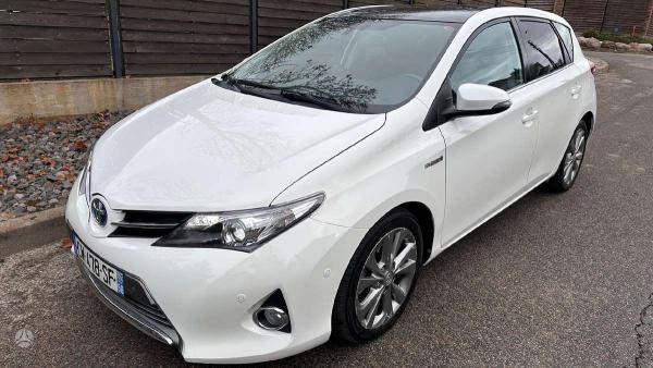 White Toyota Auris 2013 in Vilnius, with an engine capacity of 1.80 L and mileage of 197 thousand km for 8500 €, photo 2 on AUTOMOTO.COM.LV