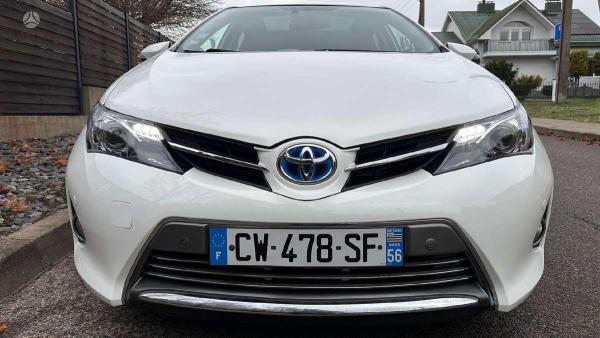 White Toyota Auris 2013 in Vilnius, with an engine capacity of 1.80 L and mileage of 197 thousand km for 8500 €, photo 3 on AUTOMOTO.COM.LV
