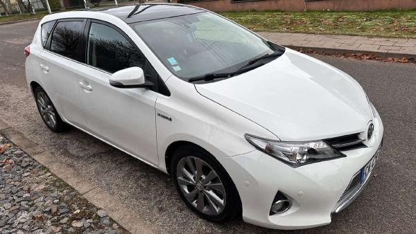 White Toyota Auris 2013 in Vilnius, with an engine capacity of 1.80 L and mileage of 197 thousand km for 8500 €, photo 5 on AUTOMOTO.COM.LV