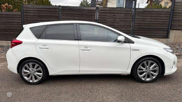 White Toyota Auris 2013 in Vilnius, with an engine capacity of 1.80 L and mileage of 197 thousand km for 8500 €, photo 6 on AUTOMOTO.COM.LV