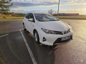 Balts Toyota Auris 2013 Kuršėnai, ar dzinēja tilpumu 1.80 L un nobraukumu 271 tūkst. km par 7600 €, foto  vietnē AUTOMOTO.COM.LV