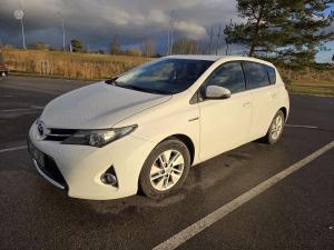 White Toyota Auris 2013 in Kursenai, with an engine capacity of 1.80 L and mileage of 271 thousand km for 7600 €, photo 2 on AUTOMOTO.COM.LV