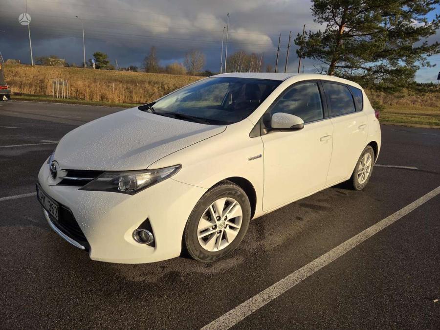 White Toyota Auris 2013 in Kursenai, with an engine capacity of 1.80 L and mileage of 271 thousand km for 7600 €, photo 2 on AUTOMOTO.COM.LV