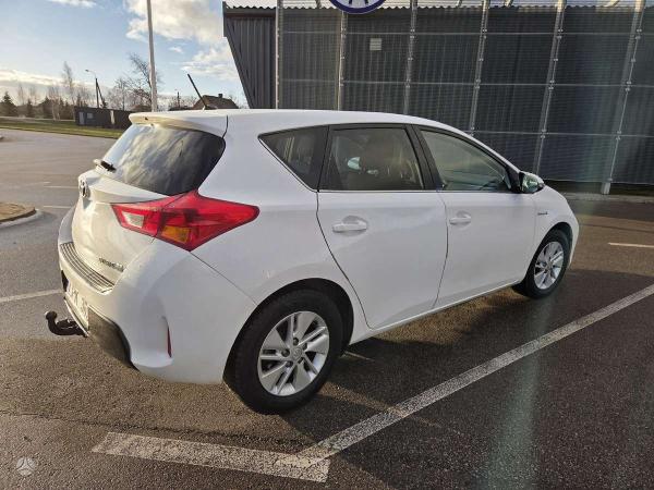 Balts Toyota Auris 2013 Kuršėnai, ar dzinēja tilpumu 1.80 L un nobraukumu 271 tūkst. km par 7600 €, foto 3 vietnē AUTOMOTO.COM.LV