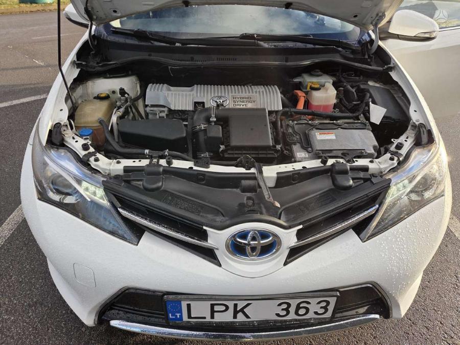 White Toyota Auris 2013 in Kursenai, with an engine capacity of 1.80 L and mileage of 271 thousand km for 7600 €, photo 8 on AUTOMOTO.COM.LV