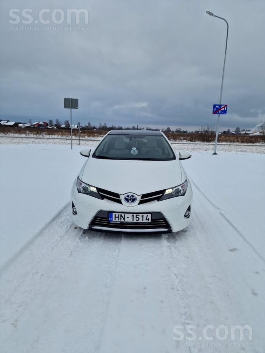 White Toyota Auris 2013 in Riga, with an engine capacity of 1.80 L and mileage of 125 thousand km for 11000 €, photo 1 on AUTOMOTO.COM.LV